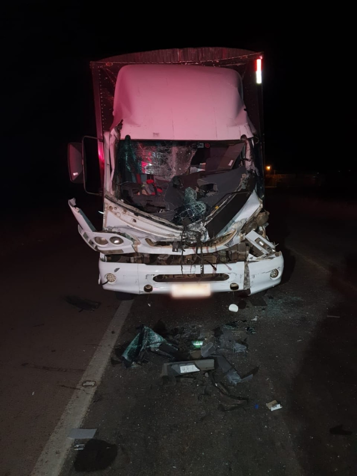Acidente entre dois caminhões deixa motorista ferido e preso às ferragens na BR Tocantins G