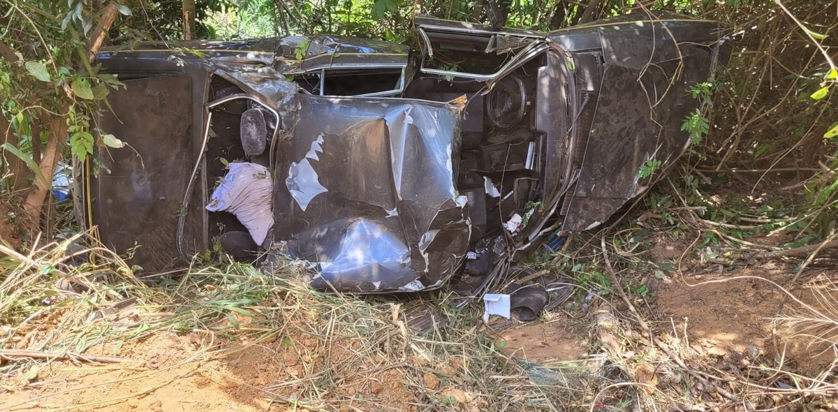 Idoso morre e outras três pessoas ficam feridas após carro cair em