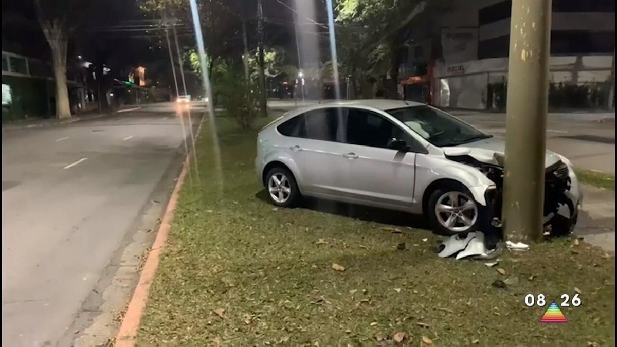 Carro Descontrolado Bate Em Poste E Deixa Um Ferido Na Avenida