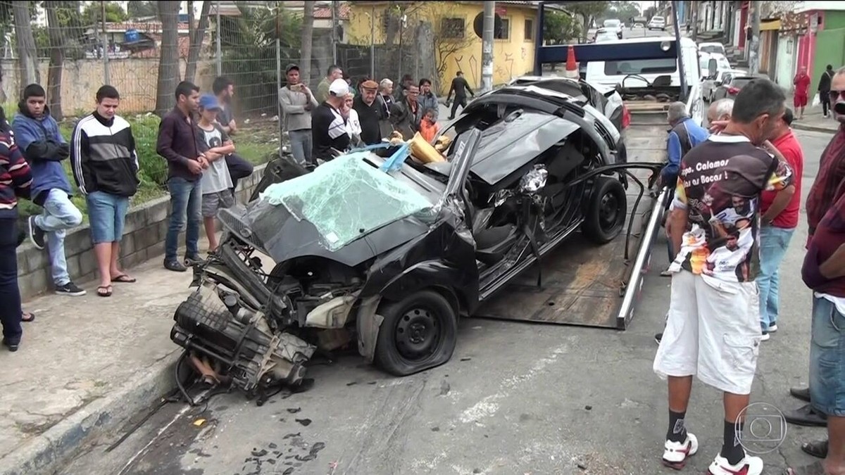 jovens morrem após carro bater em caminhão em Guarulhos veja vídeo