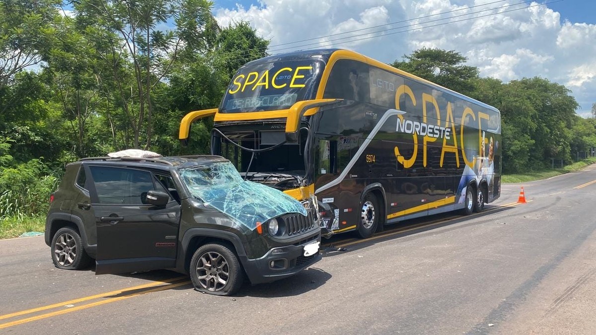 Quatro jovens ficam feridos em batida entre carro e ônibus em Cafezal