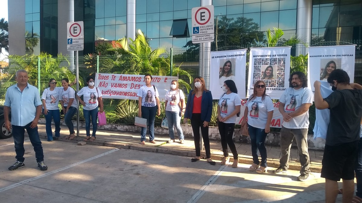 Família de enfermeira morta atropelada protesta em frente ao TJ e pede