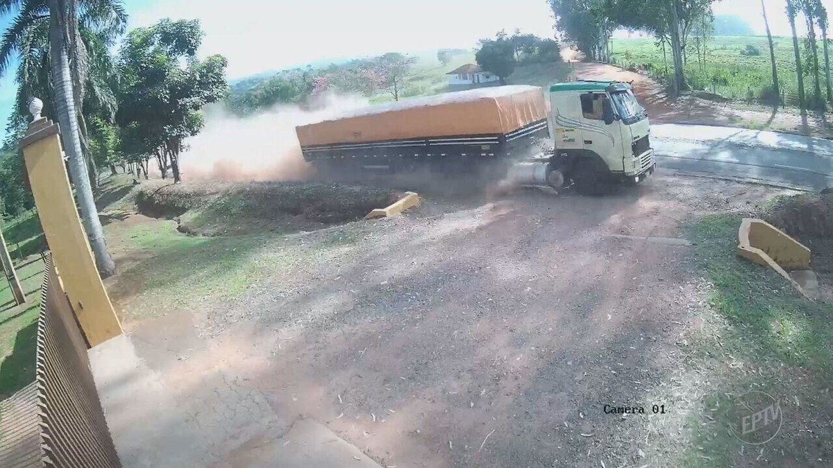 Acidente envolvendo quatro carretas deixa um morto na MG-344, entre Cássia e Pratápolis, MG ...