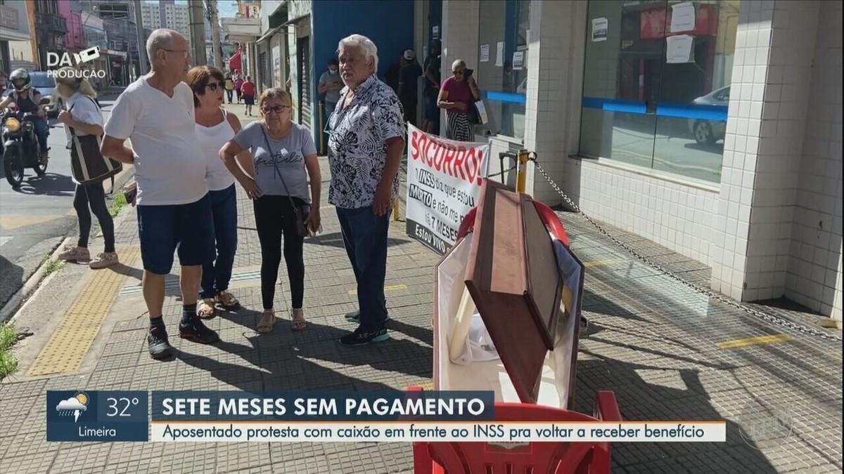 Homem coloca caixão na porta do INSS em Piracicaba em protesto por ...