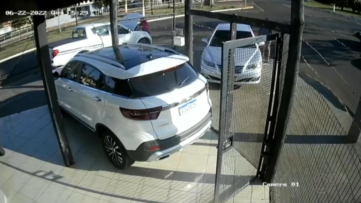 Ladrão Finge Ser Cliente De Garagem Rende Funcionário E Rouba