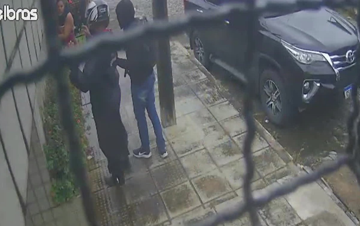 Polícia Prende Suspeito De Assaltar Casas Da Cantora Michelle Melo E De