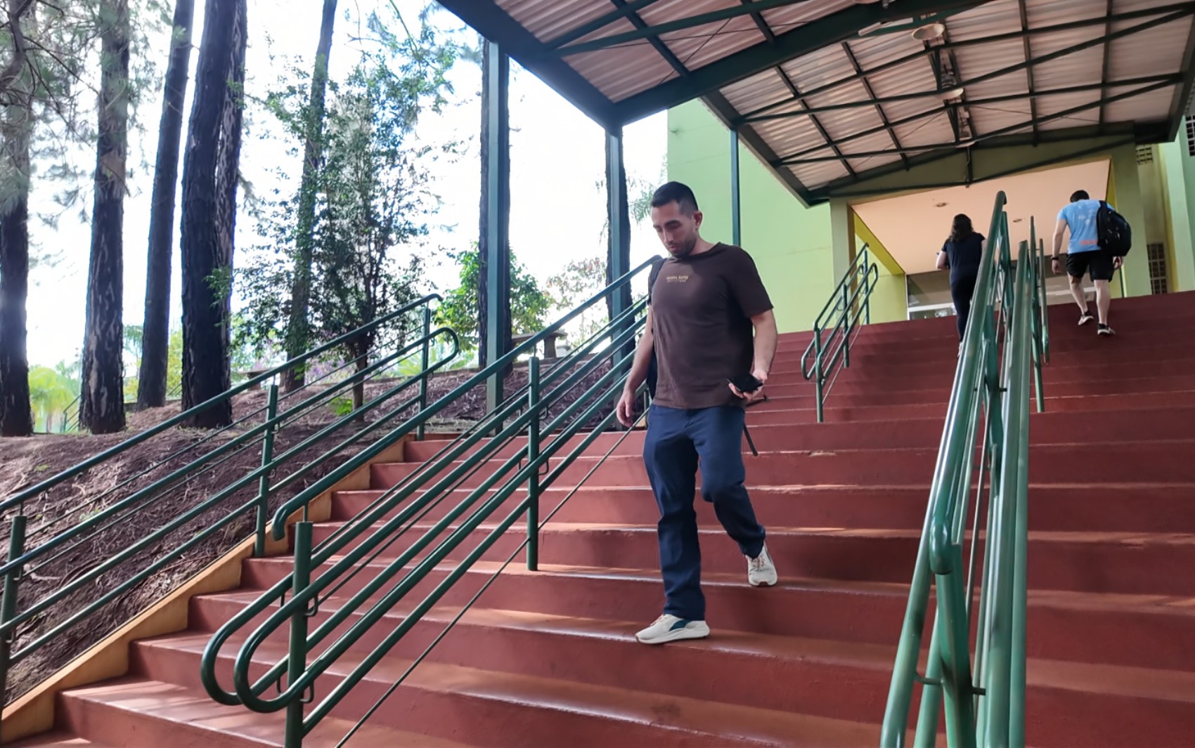 Estudo da USP aponta que descer escada pode ser mais benéfico para a saúde do que subir