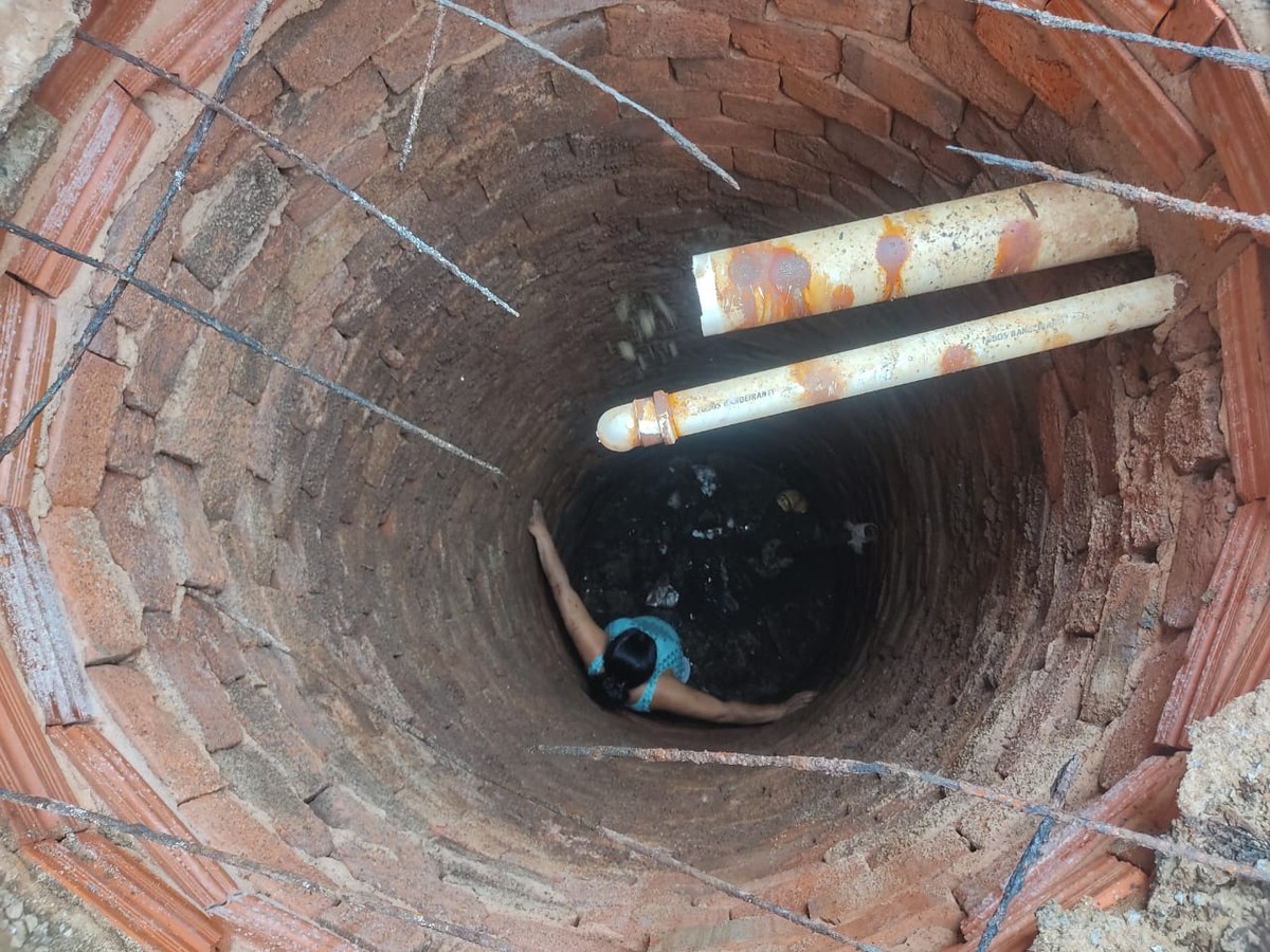 Mulher é resgata após cair dentro de fossa de 5 metros de profundidade ...