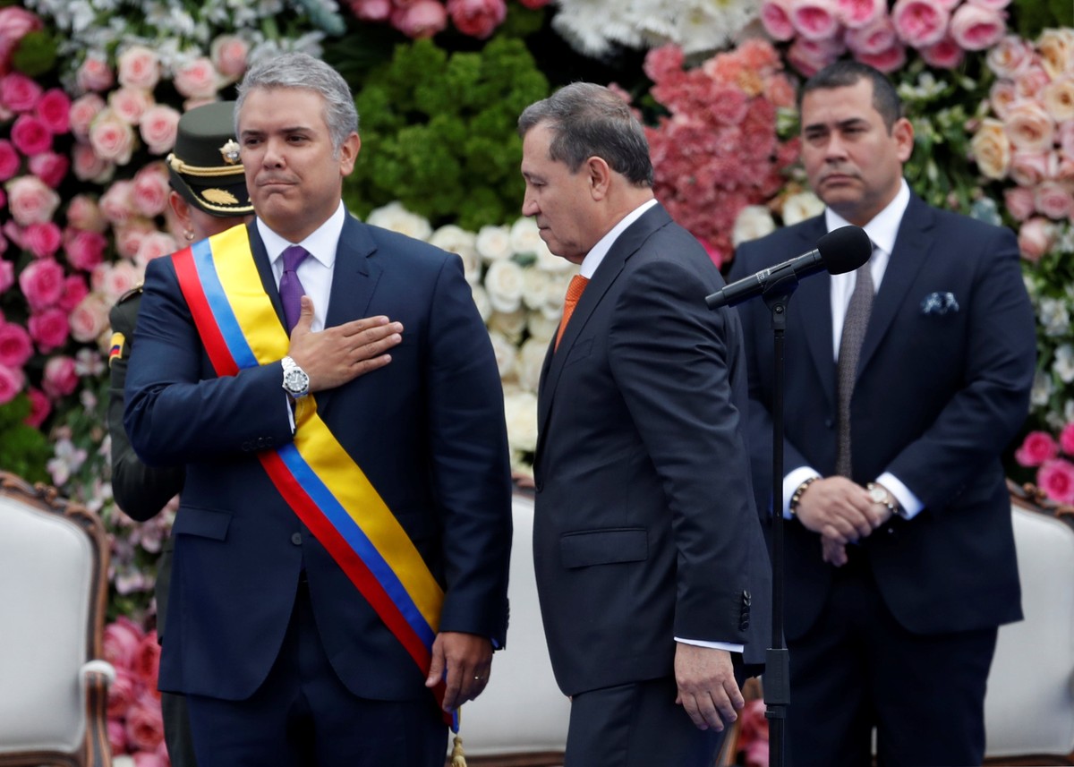 Iván Duque toma posse e discursa como presidente da Colômbia: 'Chega à ...