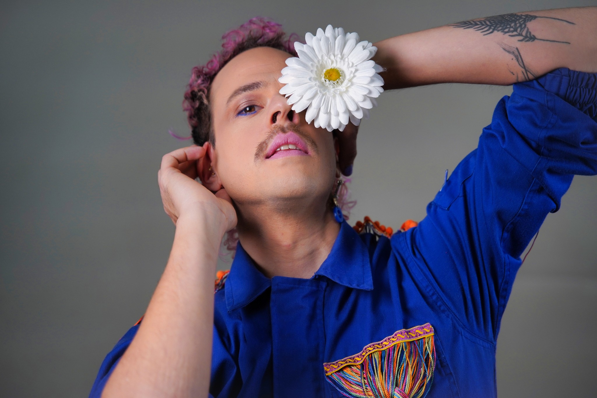 Danilo Timm, artista brasiliense residente em Berlim, embaralha gêneros ...