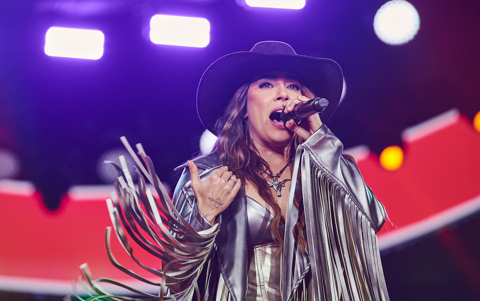 Lauana Prado chora ao realizar 'sonho de criança' de cantar no palco da ...