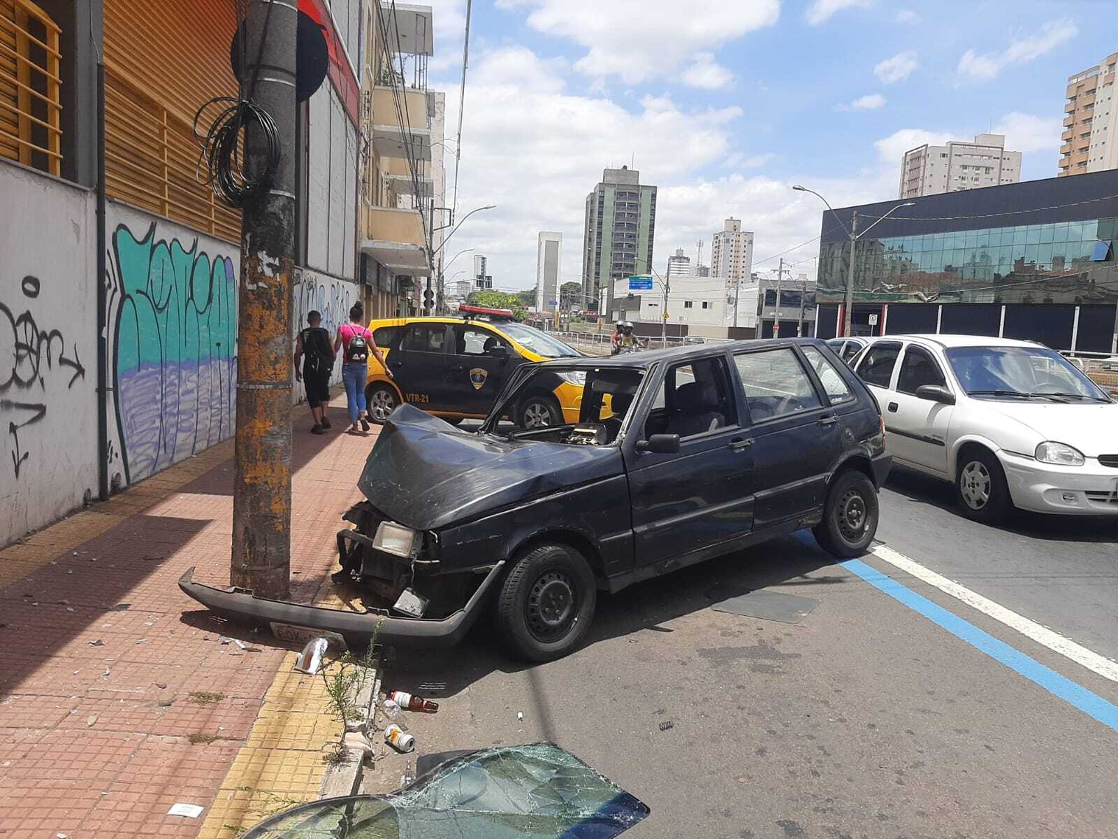 Motorista dorme ao volante e bate carro contra poste em avenida do Centro de Piracicaba, diz ...