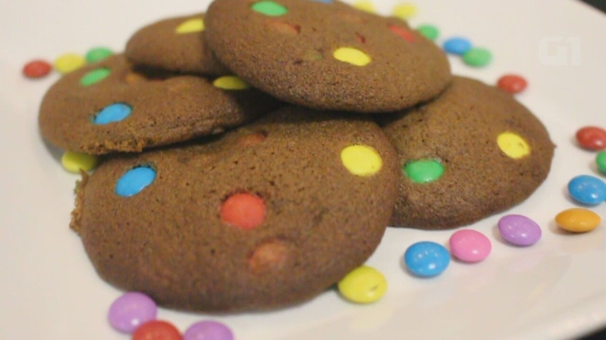 Cookies de chocolate com confeitos ficam uma delícia; aprenda ...