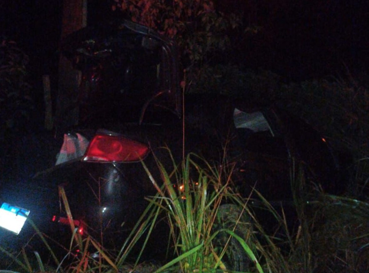 Três pessoas ficam feridas após veículo sair da pista e bater em poste na rodovia SE-290 em ...