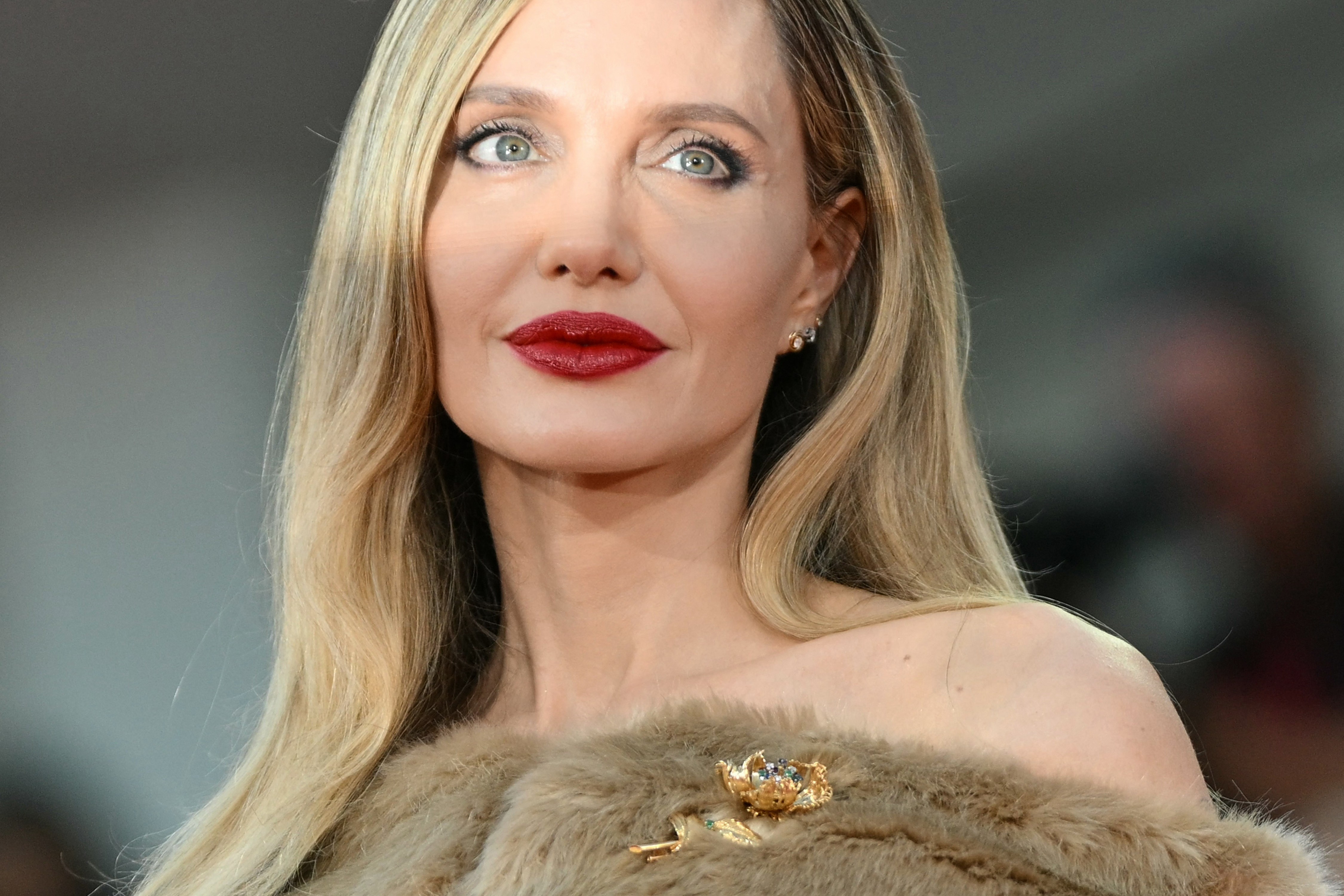 Angelina Jolie revela intenção de se mudar para o Camboja depois que ...