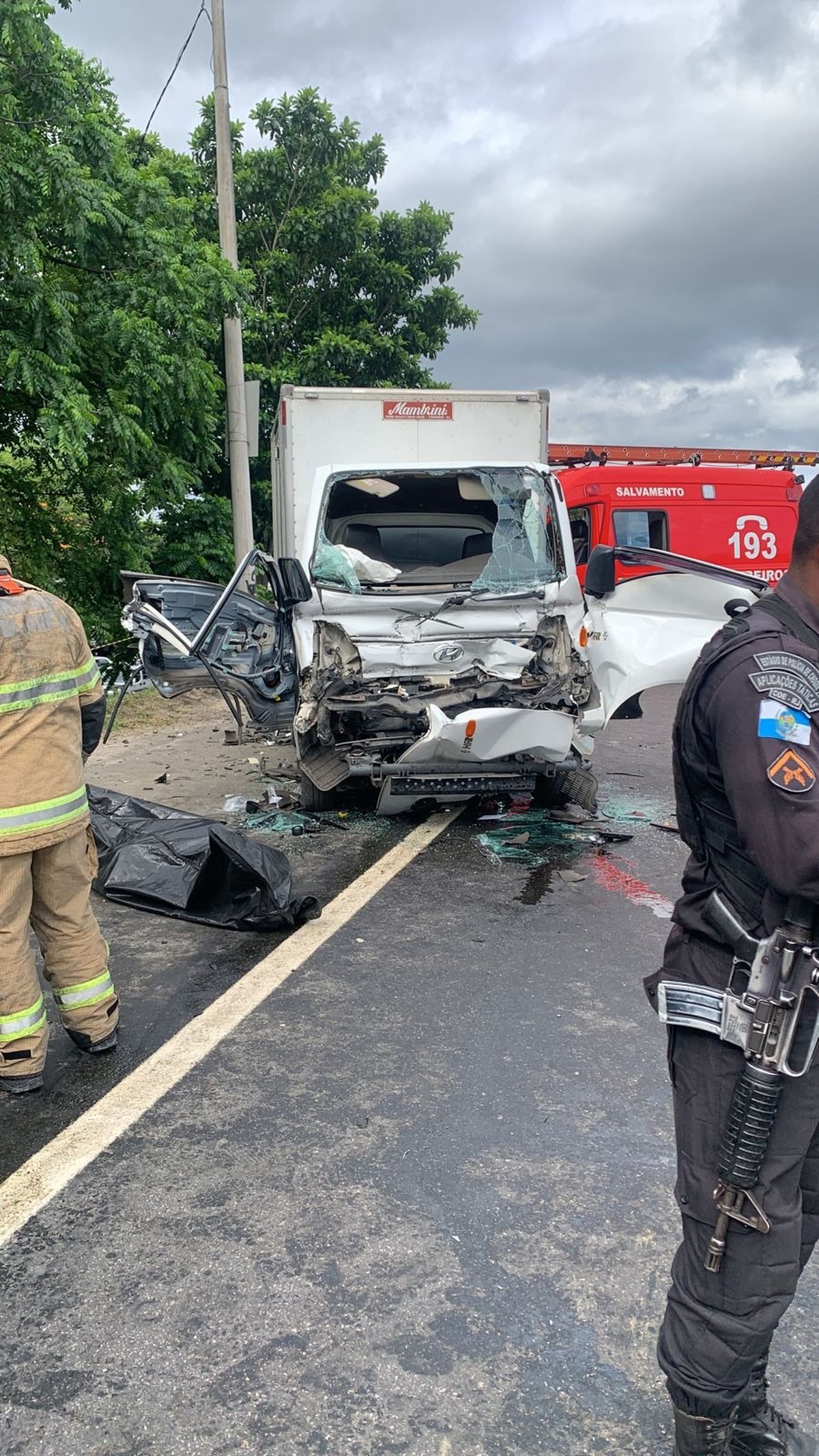 Batida entre caminhões deixa idoso morto e trânsito congestionado na Avenida Brasil | Rio de ...