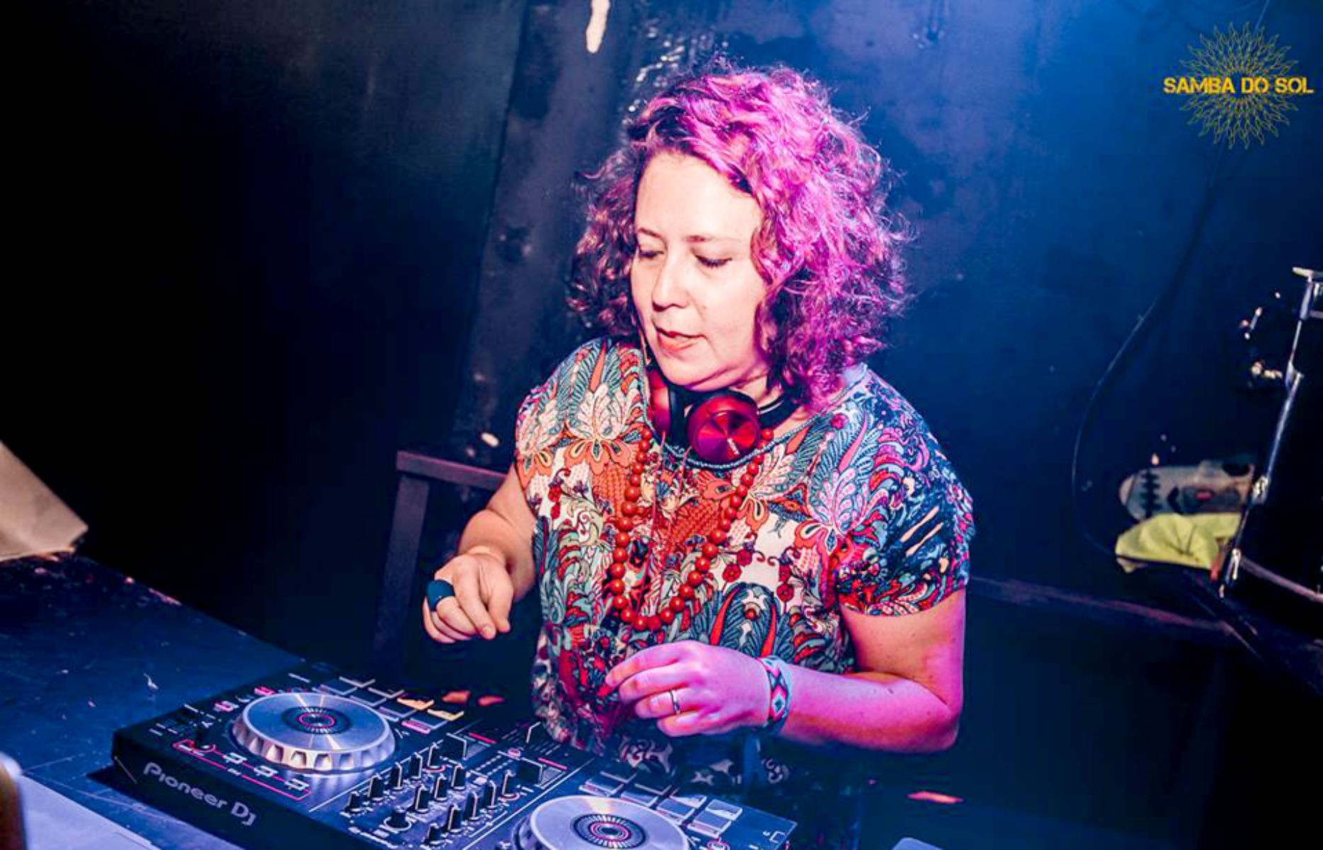 Simoníssima convida público para dançar em show no Sesc de Bauru