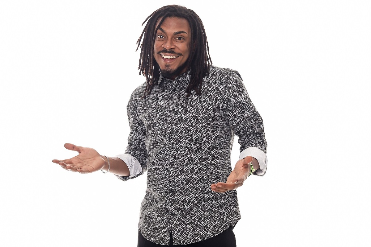 Humorista Jhordan Matheus apresenta stand up em Feira de Santana e ...