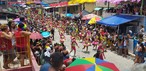Celebrando 15 anos, Sambadeiras desfila com 200 mulheres na bateria e pinta de lilás as ladeiras ...