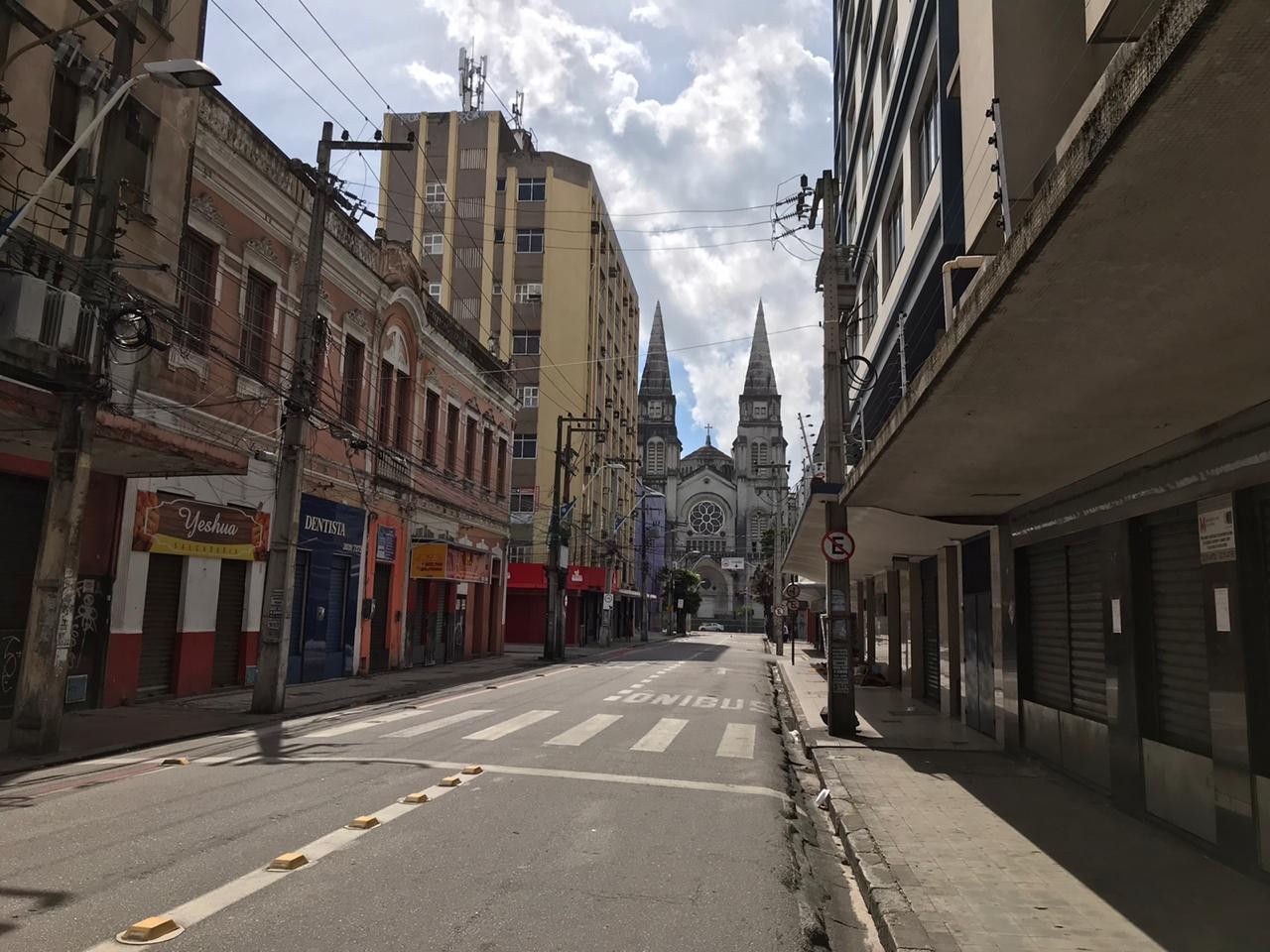 Fortaleza tem ruas vazias com pandemia de coronavírus e decreto que ...