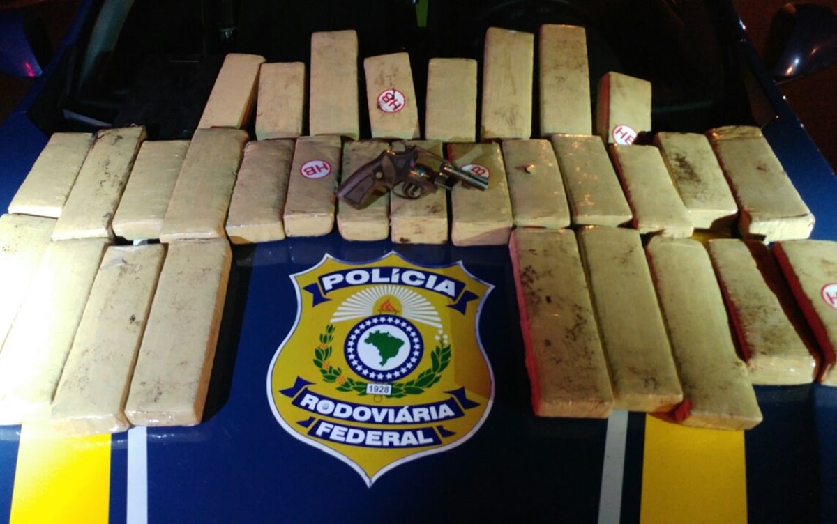 Passageiro De ônibus é Preso Com Tabletes De Maconha E Revólver Na Mala