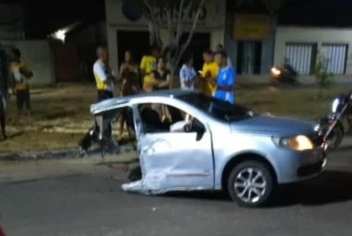 Carro fica partido ao meio após acidente em avenida e motorista foge do ...