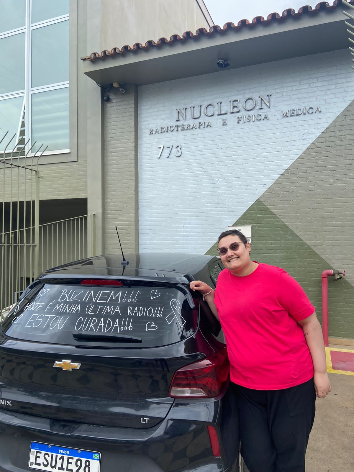 Mulher que venceu o câncer celebra última radioterapia com buzinaço ...