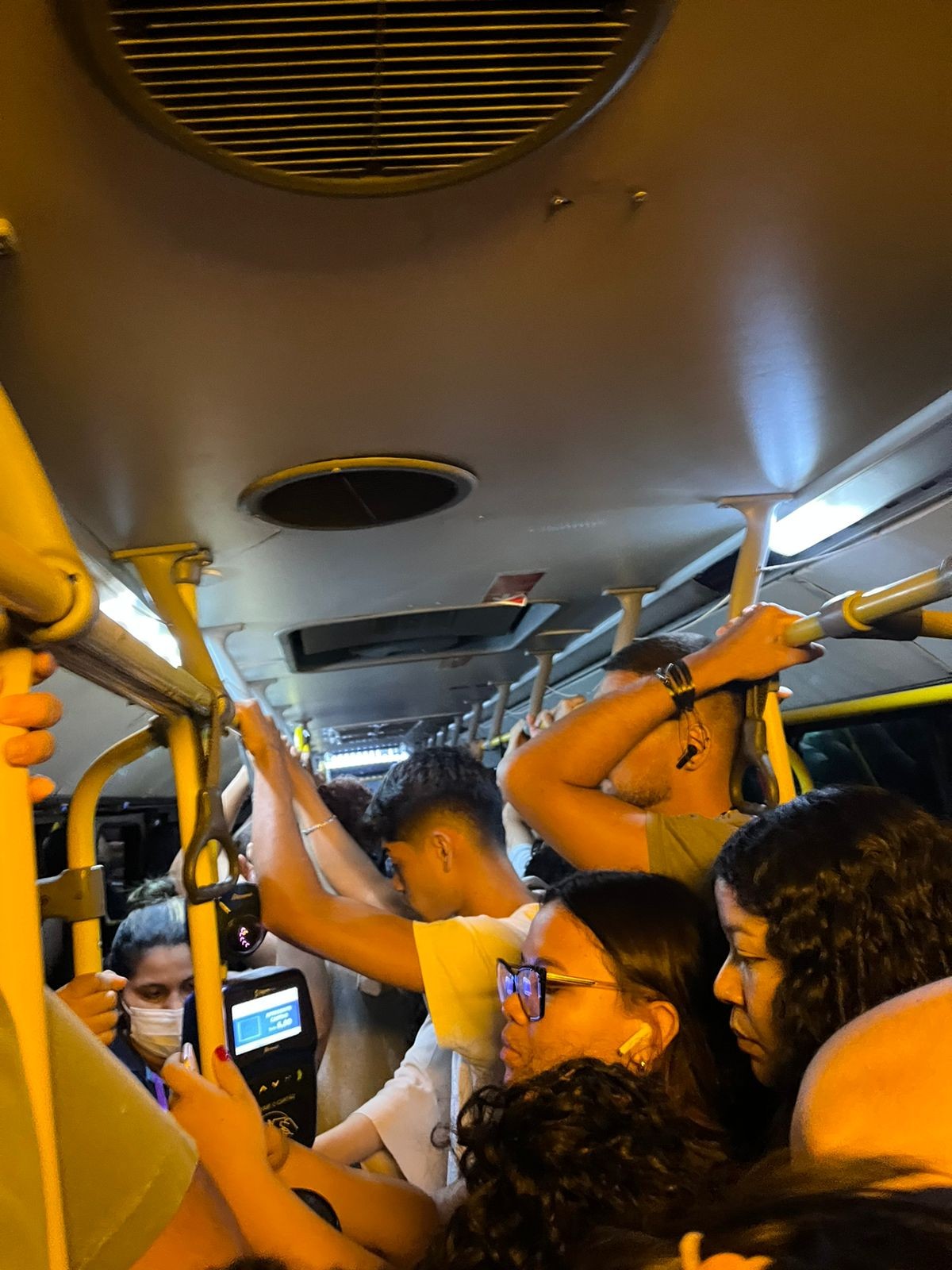 Jovem Relata Abuso Dentro De ônibus E Post Viraliza Nas Redes Sociais