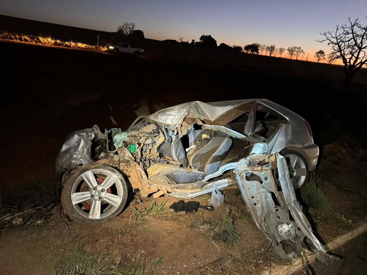 Motorista morre ao bater carro de frente com carreta na BR-354, em Bambuí | Centro-Oeste | G1