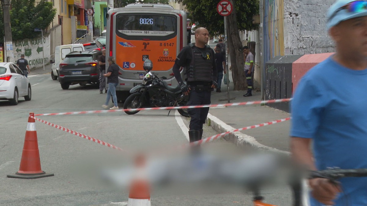 Mulher morre atropelada por ônibus em SP após ser empurrada por homem | São Paulo | G1