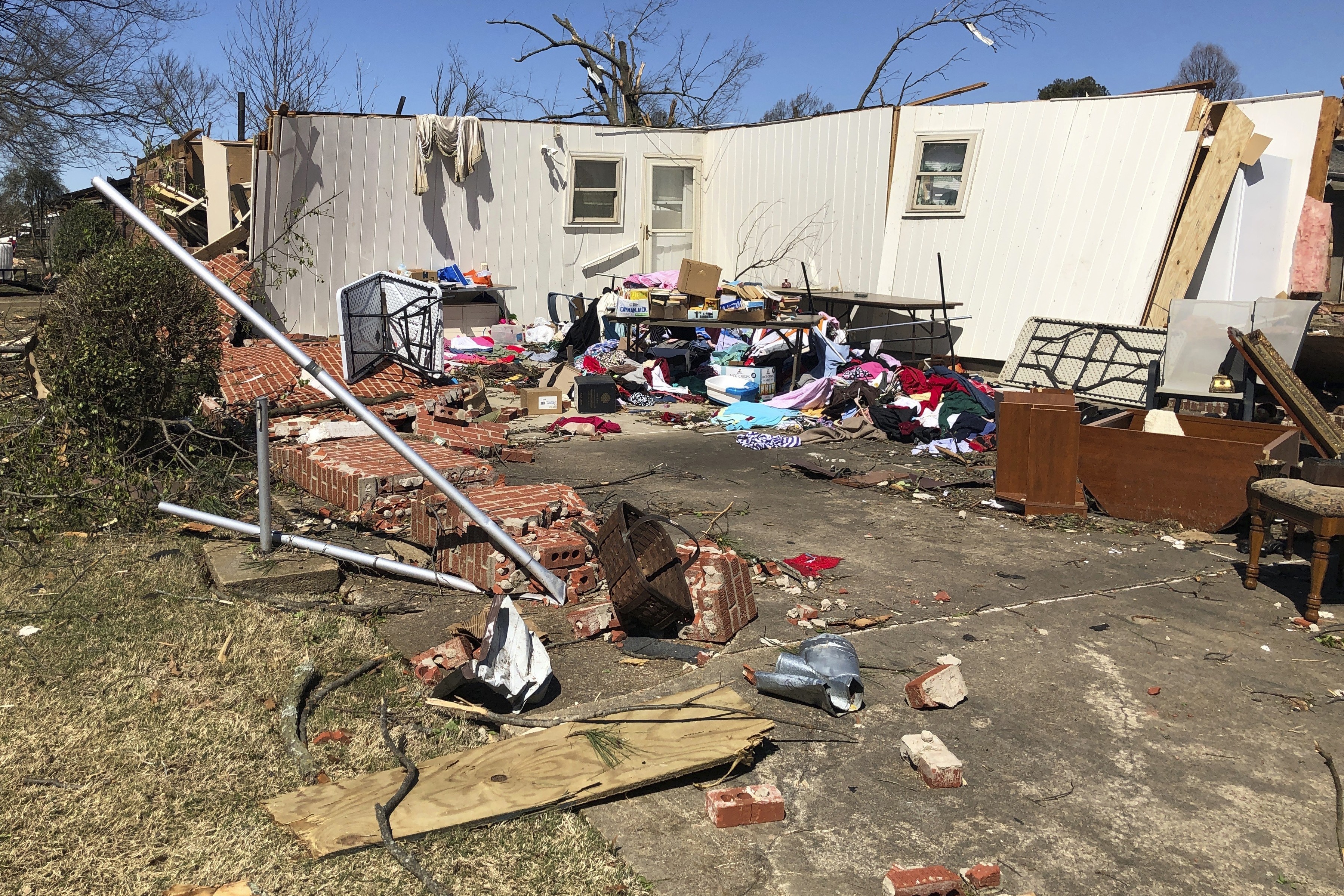Tornados nos Estados Unidos deixam 22 mortos; vídeo mostra motorista no ...
