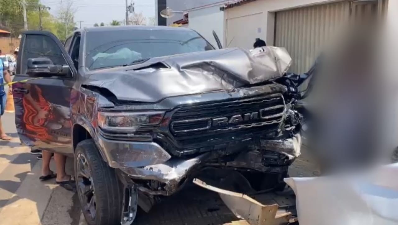 Mulher fica presa às ferragens em acidente entre carro e caminhonete e é socorrida em estado ...