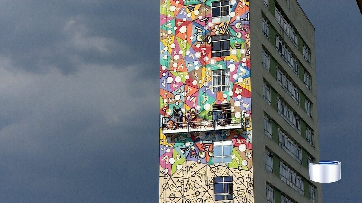 Artista faz grafite em prédio antigo no Centro de São José dos Campos ...