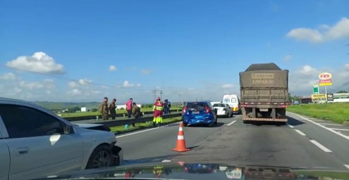 Quatro carros se envolvem em engavetamento na Via Dutra, em Resende | Sul do Rio e Costa Verde | G1