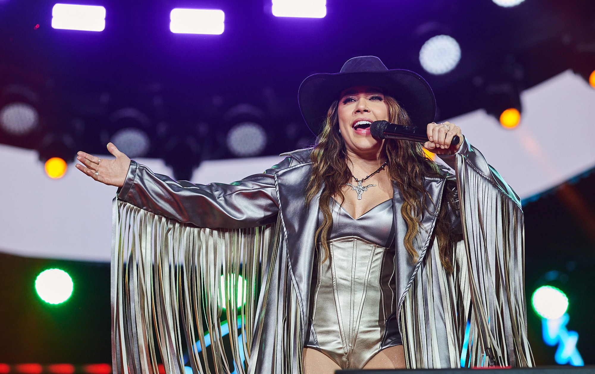 Lauana Prado chora ao realizar 'sonho de criança' de cantar no palco da ...