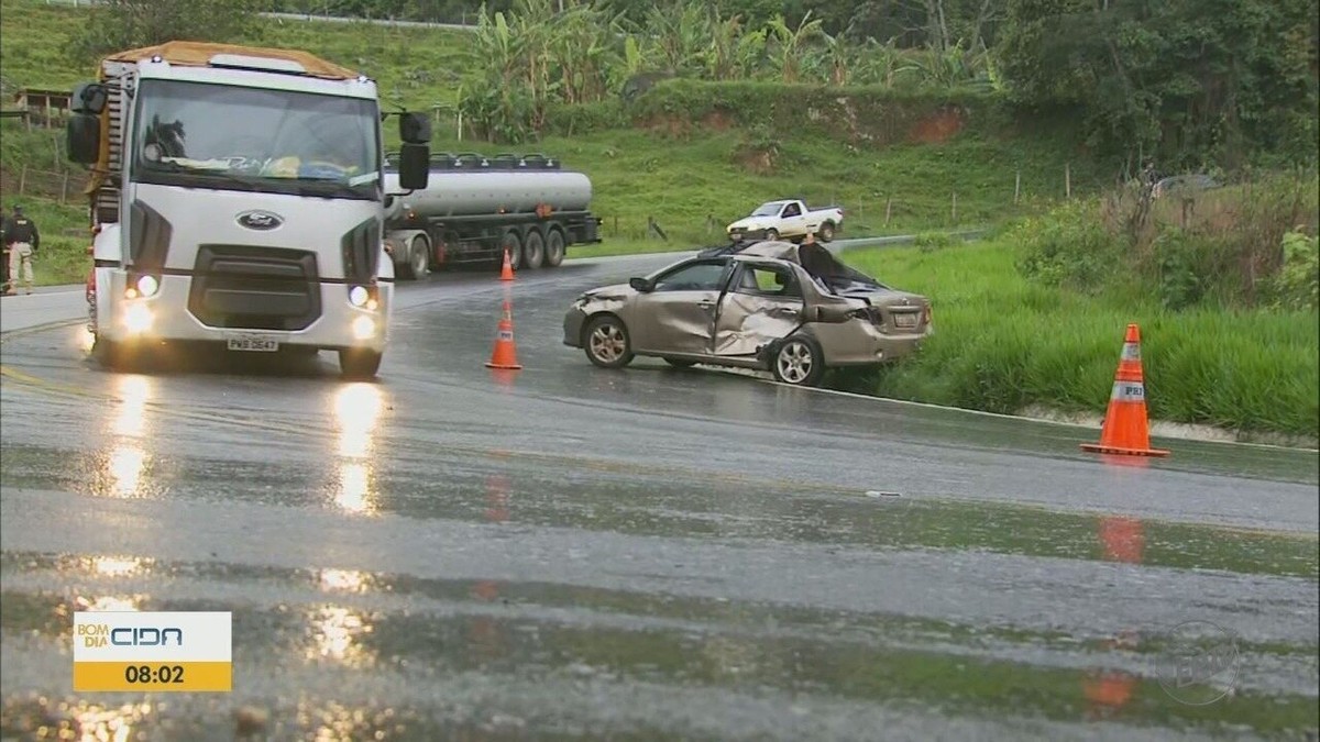 Batida entre carro e caminhão em curva mata técnica de enfermagem e deixa duas pessoas feridas ...