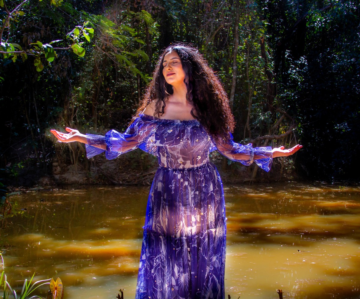 Aline Calixto propõe mergulho infantil no universo religioso afro ...