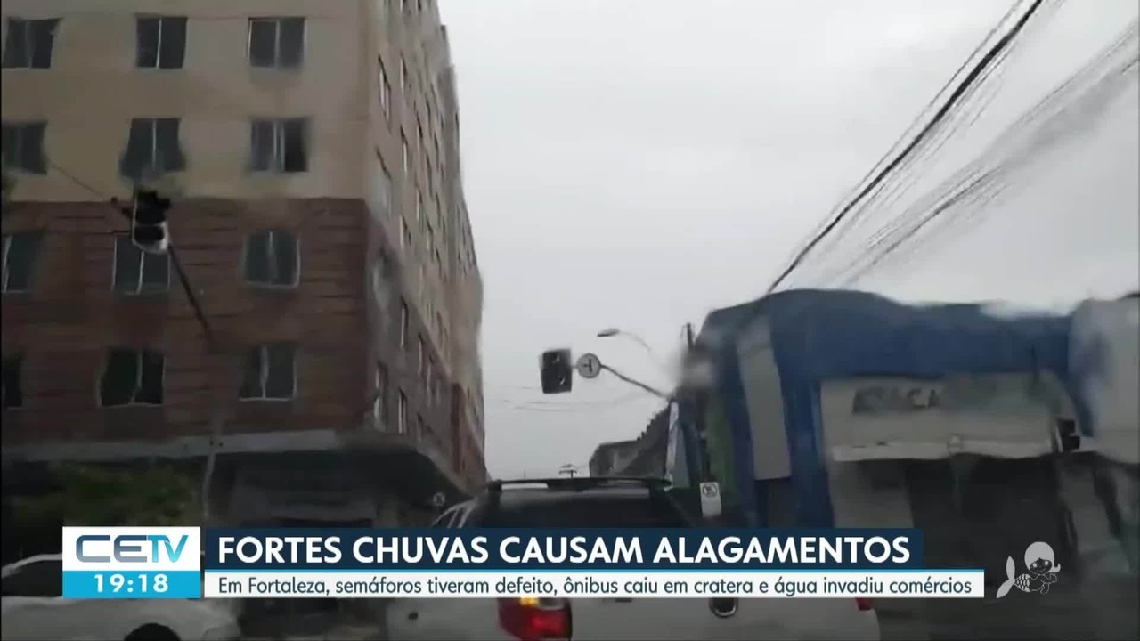 Forte chuva alaga ruas, apaga semáforos e causa transtorno no trânsito ...