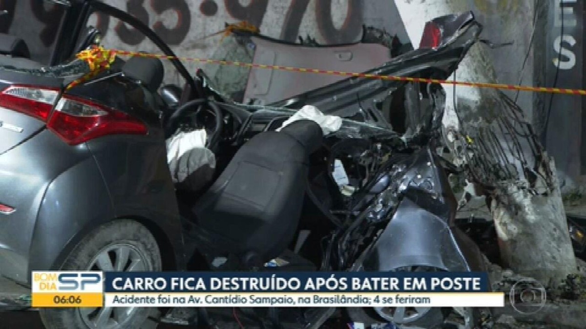 Carro bate em poste e deixa quatro feridos em avenida da Zona Norte de SP | São Paulo | G1