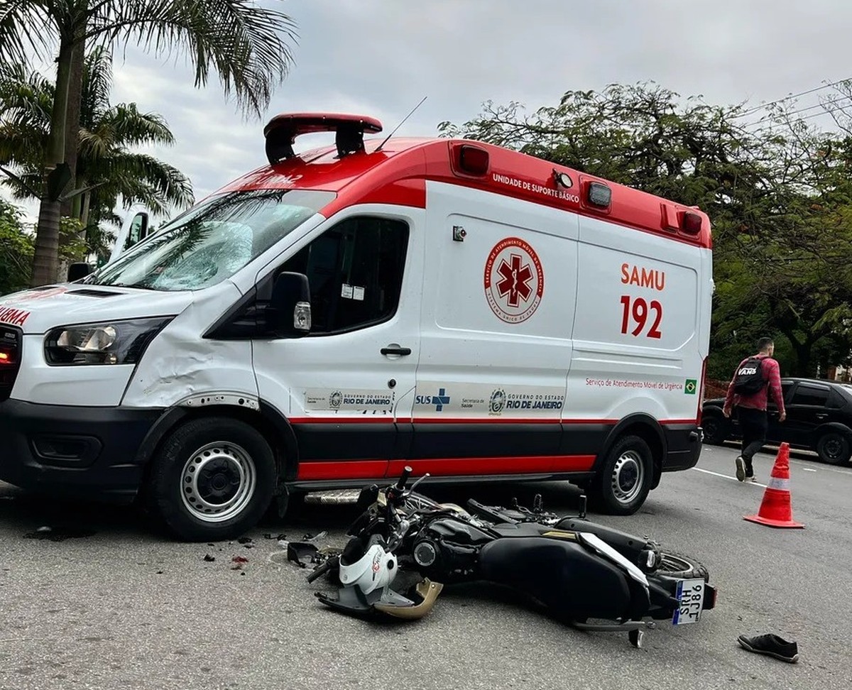 Acidente entre ambulância do Samu e moto deixa homem e mulher feridos em Volta Redonda | Sul do ...