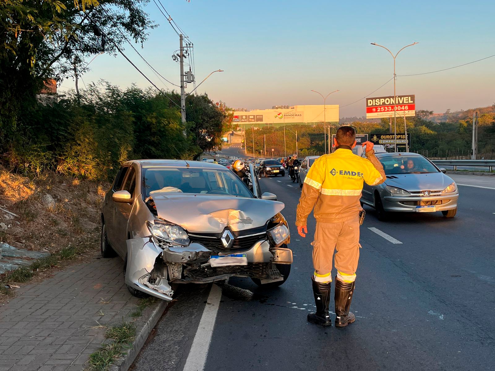 Engavetamento entre quatro carros deixa passageira ferida na John Boyd Dunlop, em Campinas