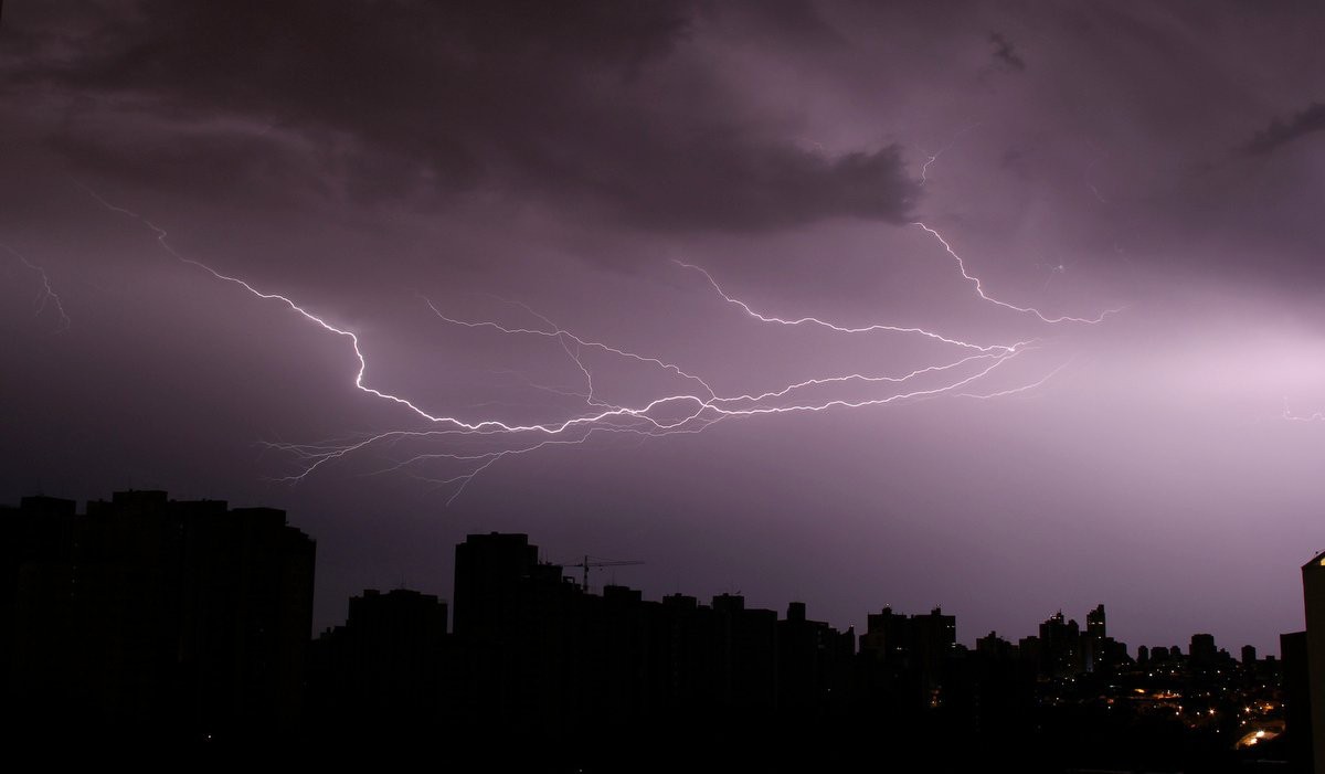 Como é ver um raio acima das nuvens? Inpe cria concurso de fotografia ...