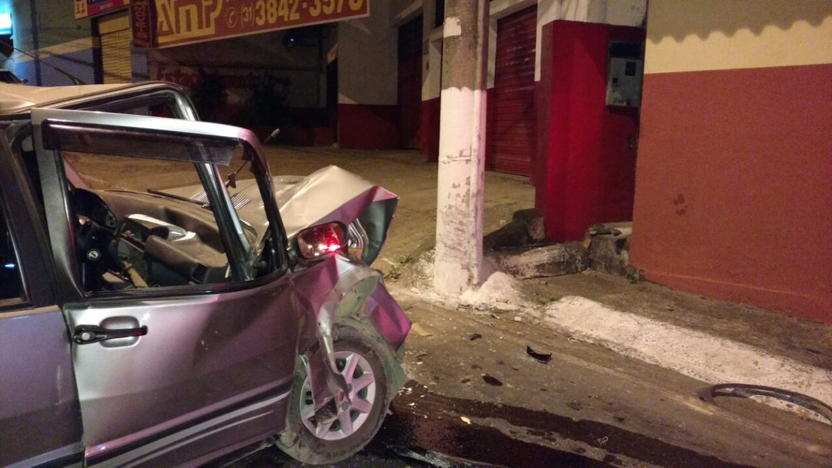 Motorista dorme ao volante e bate em poste em Coronel Fabriciano | Vales de Minas Gerais | G1