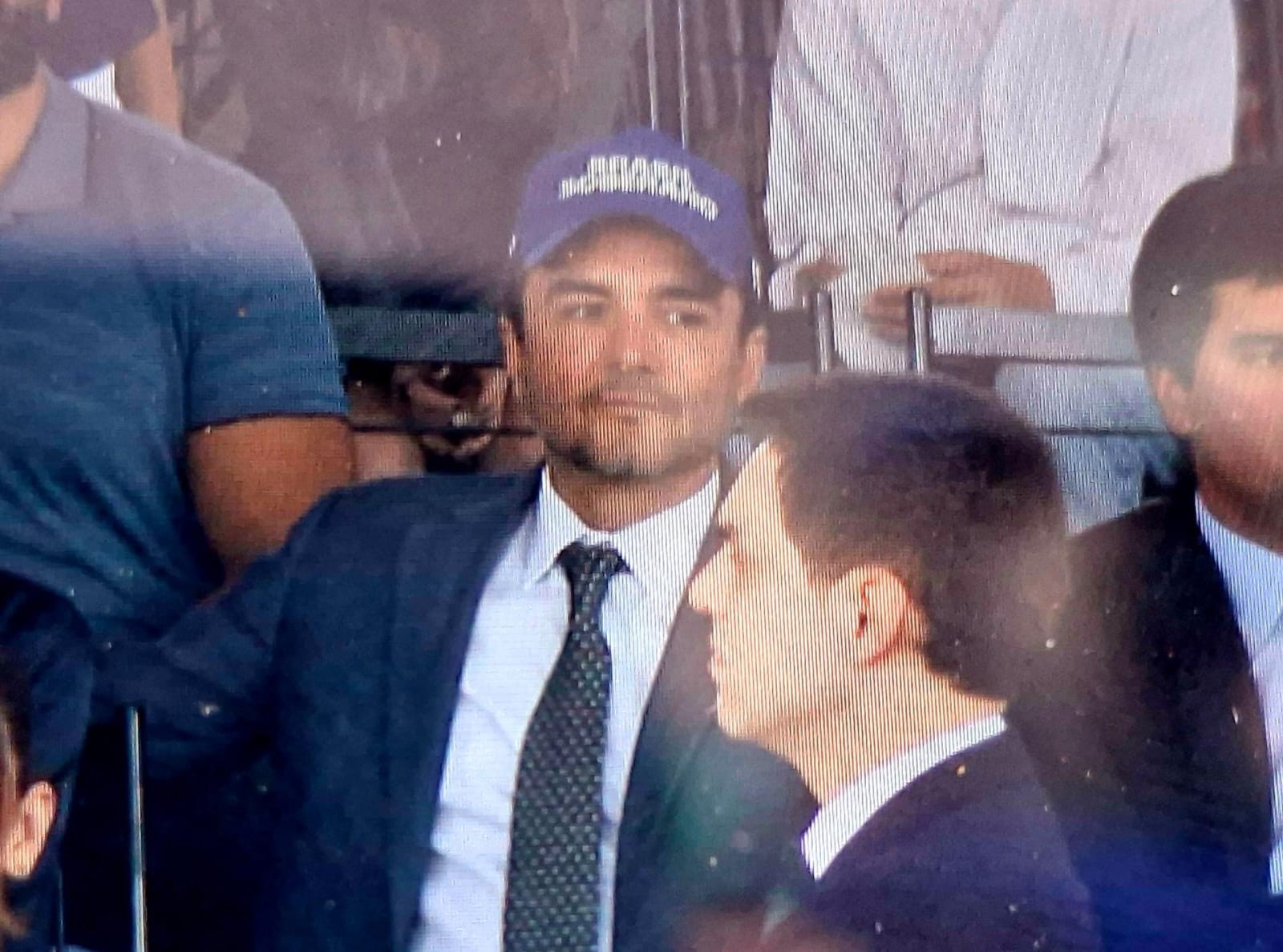 Ministro do União usa boné com frase 'Brasil Soberano' em meio a desembarque do partido do governo