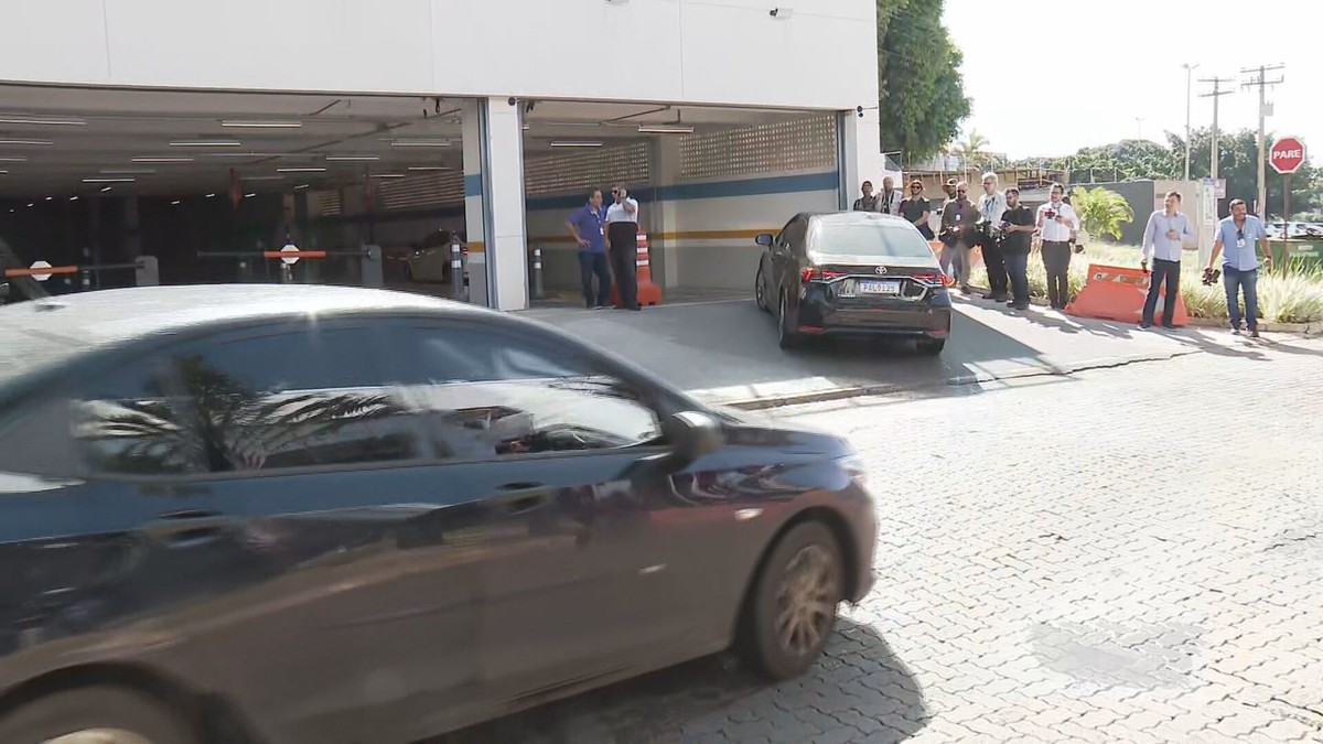 Ex-auxiliar de Bolsonaro, Mauro Cid chega à PF para depor sobre fraude ...