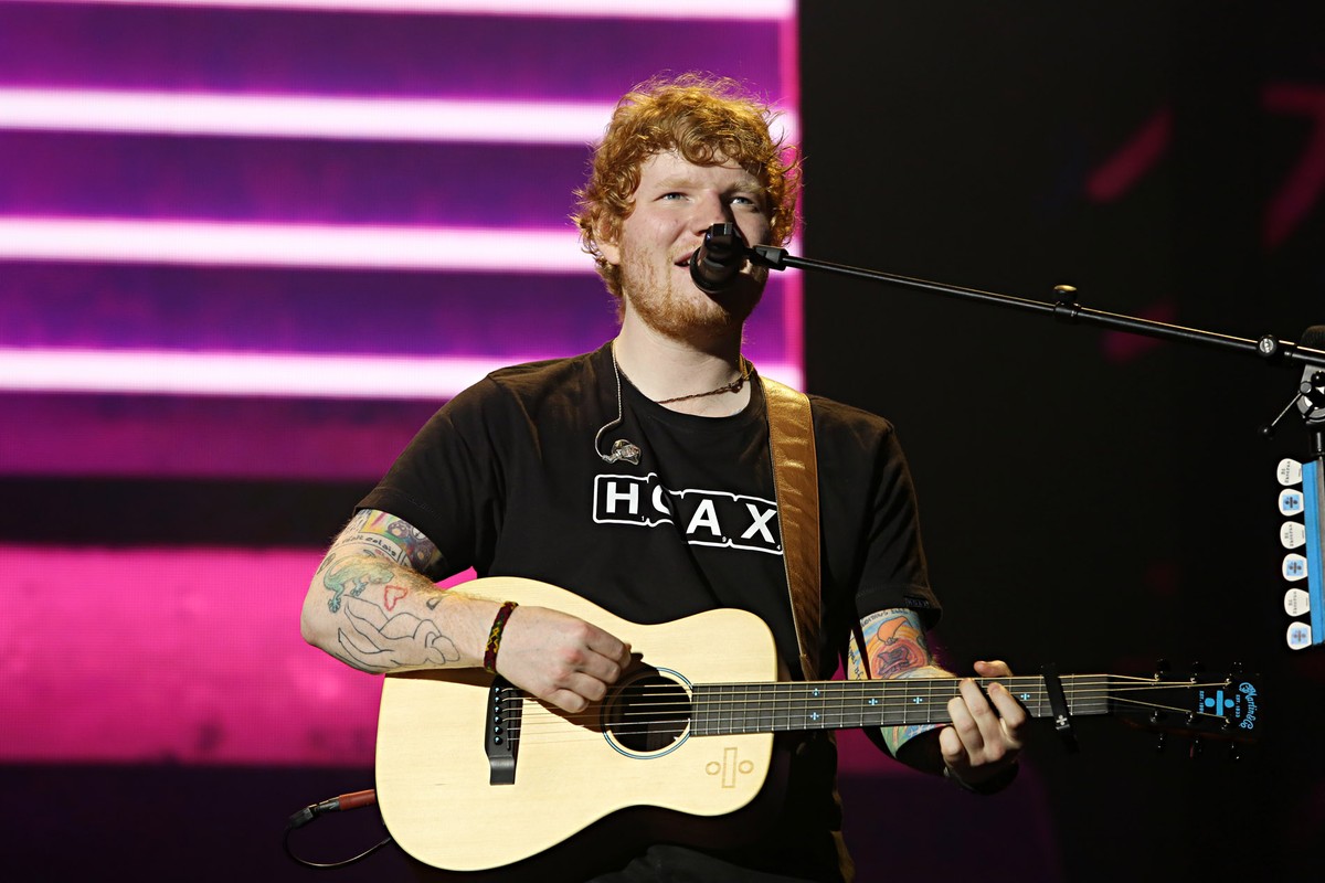 Ed Sheeran vai do rap festivo às baladas românticas em show para 40 mil ...