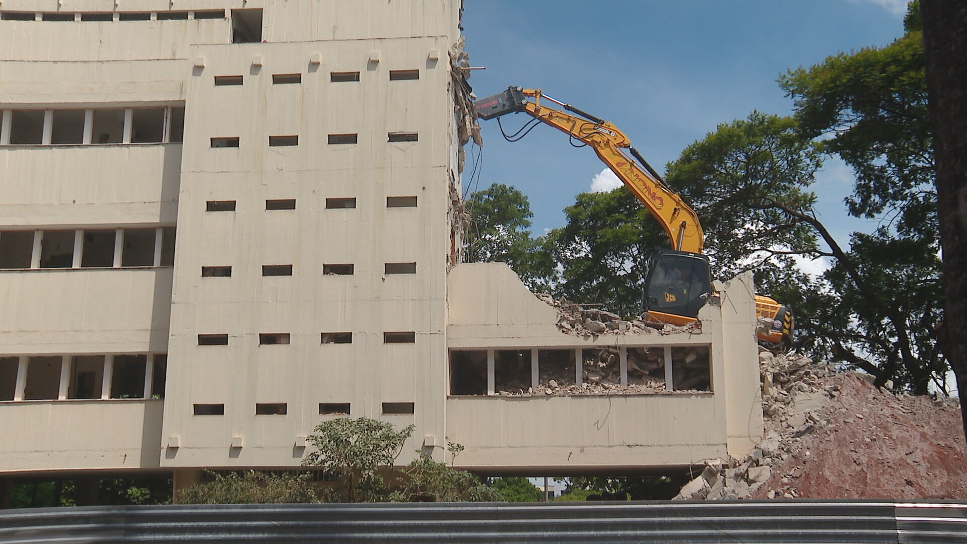 Pela 1ª vez, prédio residencial é demolido na Asa Sul, em Brasília ...