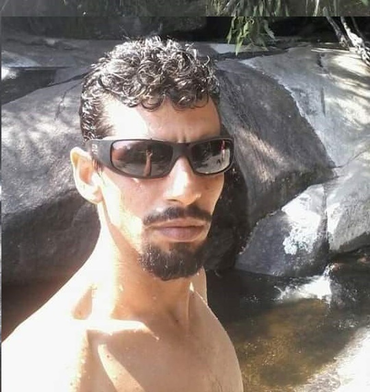 Homem é encontrado morto com marcas de tiro dentro de casa em Resende ...