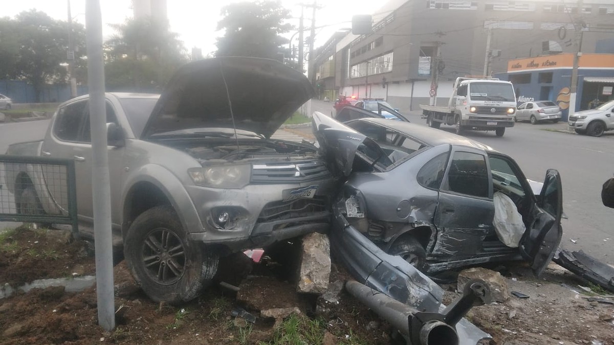 Acidente entre dois carros deixa ao menos um ferido em Volta Redonda | Sul do Rio e Costa Verde | G1