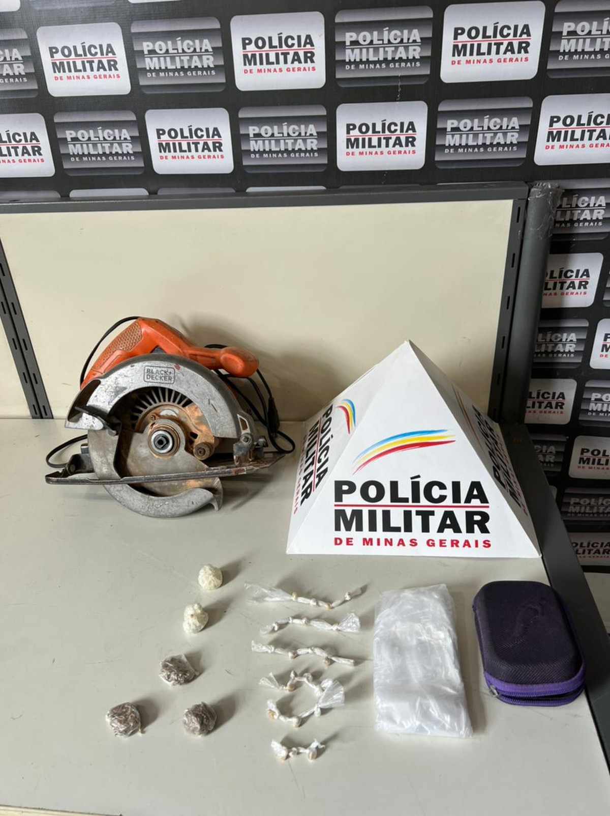 Após denúncias de tráfico de drogas, PM prende homem no Bairro Catalão ...